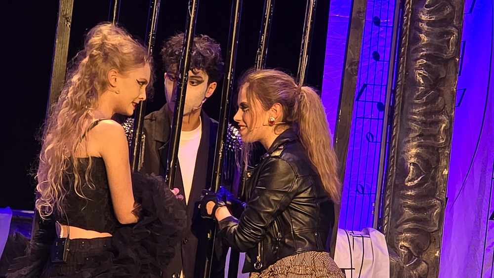 Adolescenții care rescriu clasicii: „O viață de două parale” cucerește scena – Manu Pencea